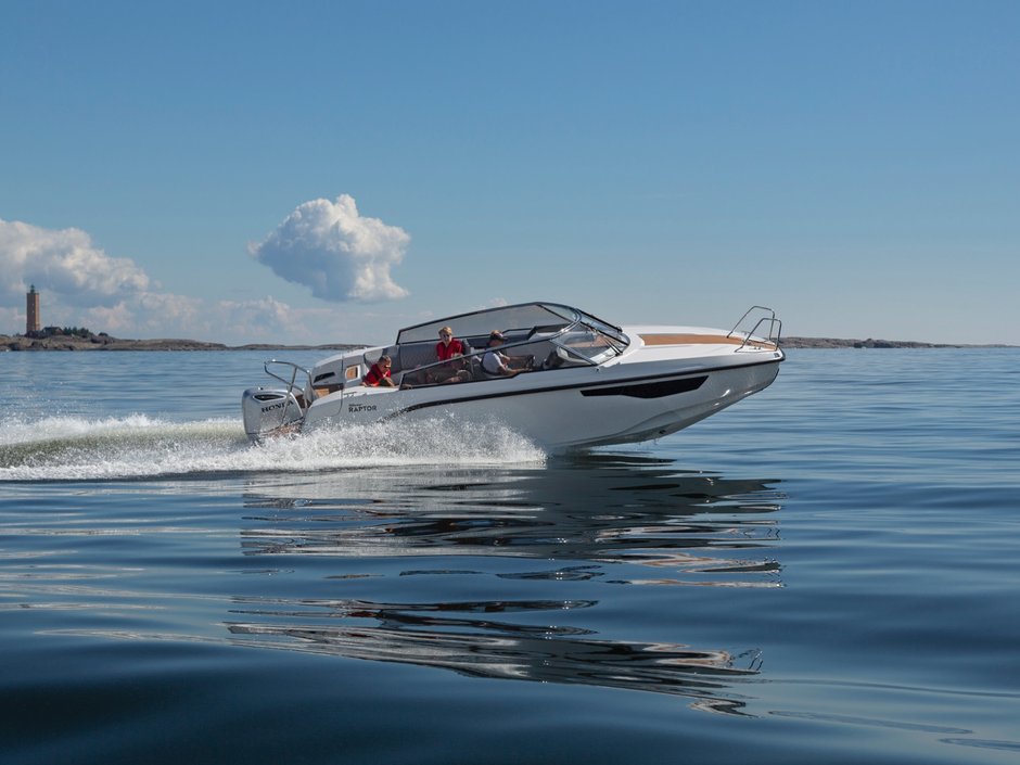 Silver Raptor DC - Fiberglass boats - Model range - Silver