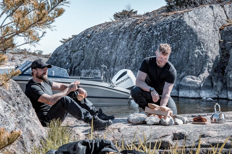 Silver-veneet kyyditsevät kokelaita Erikoisjoukot tv-sarjassa
